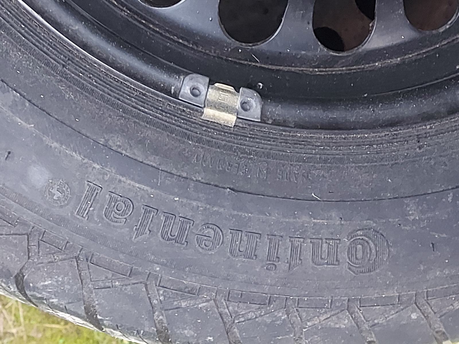 Čelična felga 15 rupe 5, 1 kom. I GUMA CONTINENTAL 195/65/15 ZIMSKA