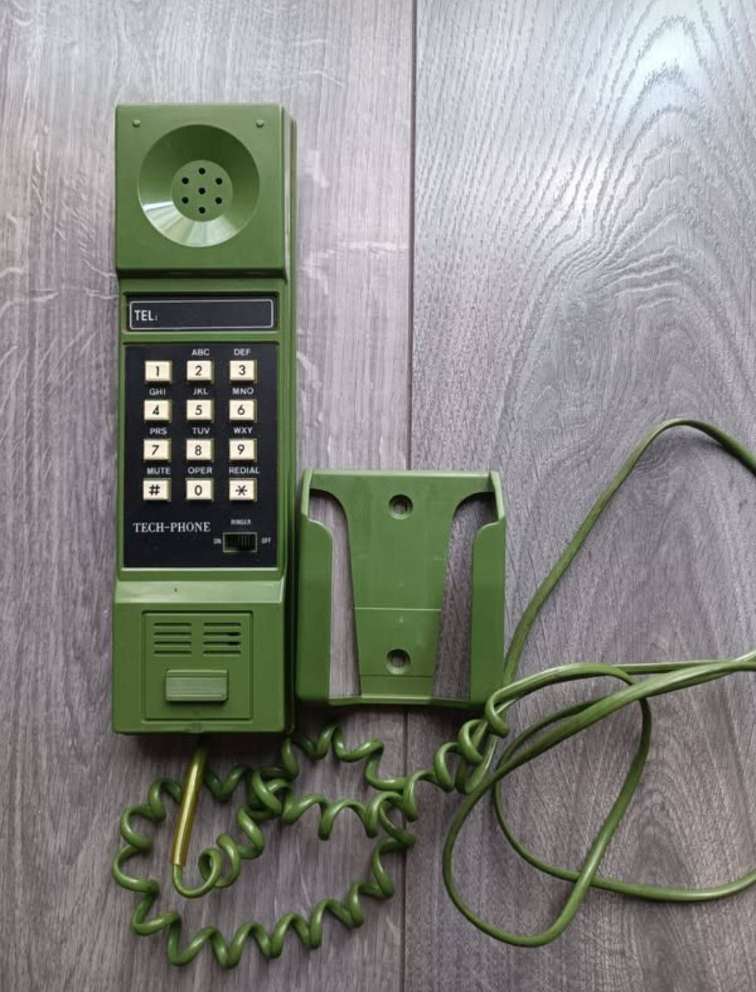 Retro zidni telefon iz 80-ih