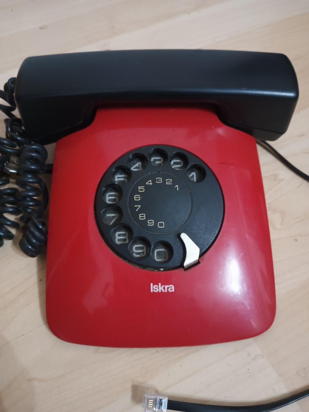 TELEFON ISKRA IZ 80-TIH GODINA SA BROJČANIKOM,SAČUVAN I ISPRAVAN
