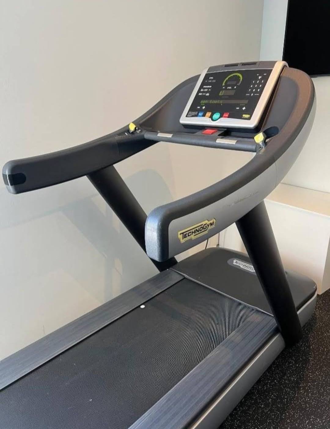 TECHNOGYM RUN NOW+ 700 LED TRAKA ZA TRČANJE BLACK LINE AKTUALAN MODEL!