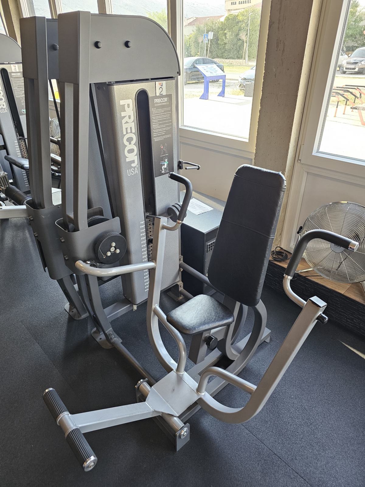 PRECOR CHEST PRESS mašina