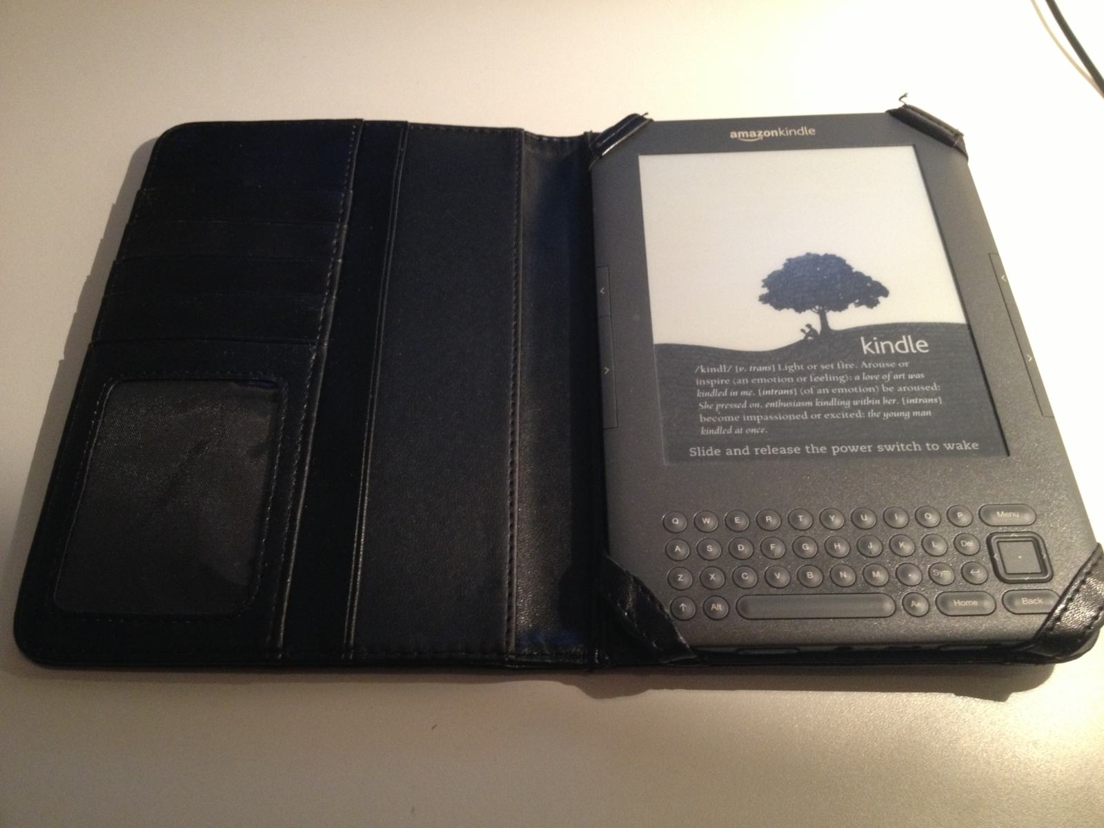 Kindle Keyboard 3G, Free 3G + Wi-Fi, 6 EInk u kožnom etuiu
