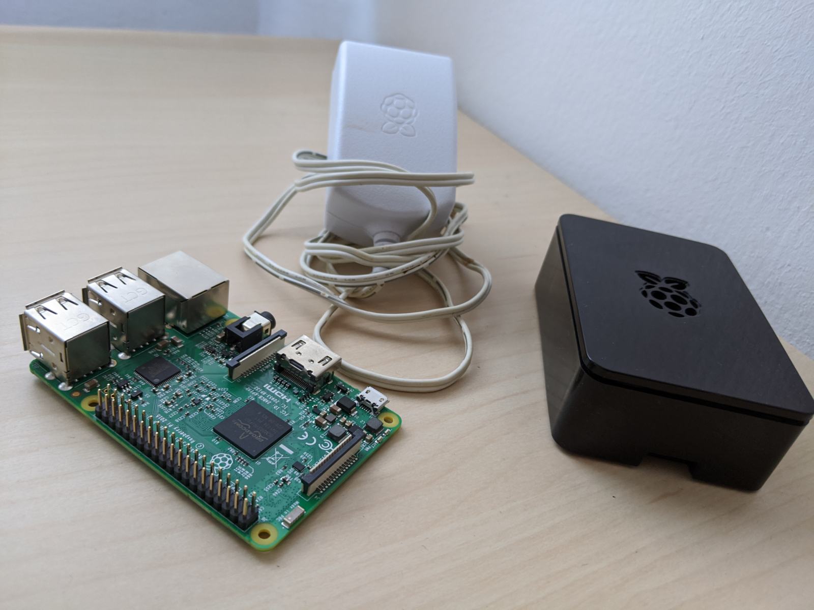 Raspberry Pi 3 Model B + originalni punjač + kutija