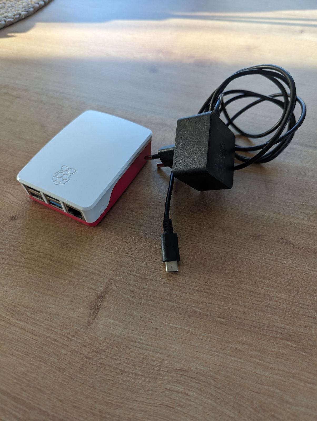 Raspberry Pi 4 Model B (4GB) + original power supply i case
