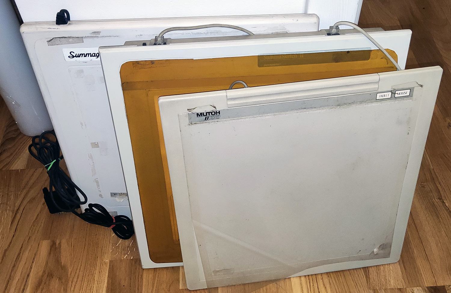 Tri retro grafička tableta SummaGraphics Mutoh i dodatna oprema