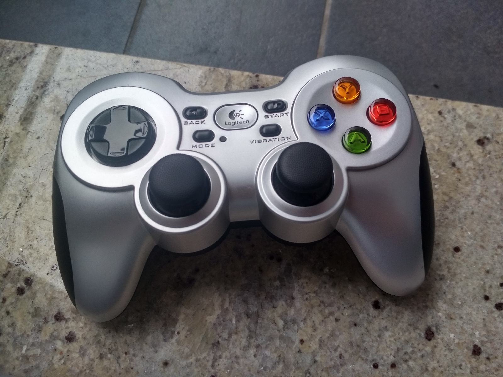 Logitech F710 renew bežični gamepad (minimalno korišten)