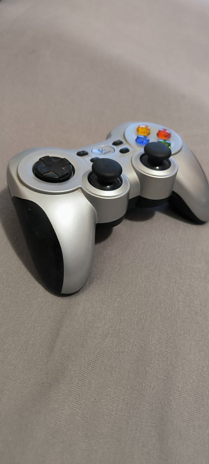 Logitech F710 gamepad za PC