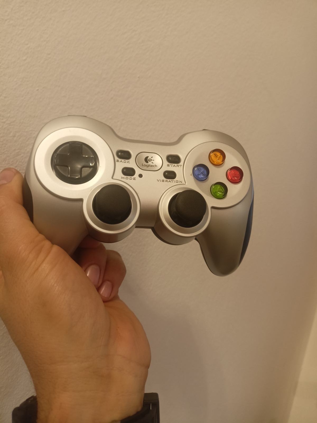 Logitech F710 gamepad