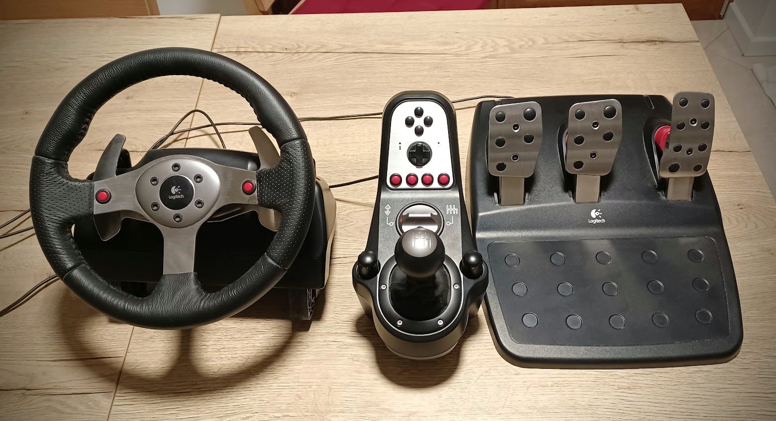 Logitech G25 - volan, mjenjač, pedale + Joystick