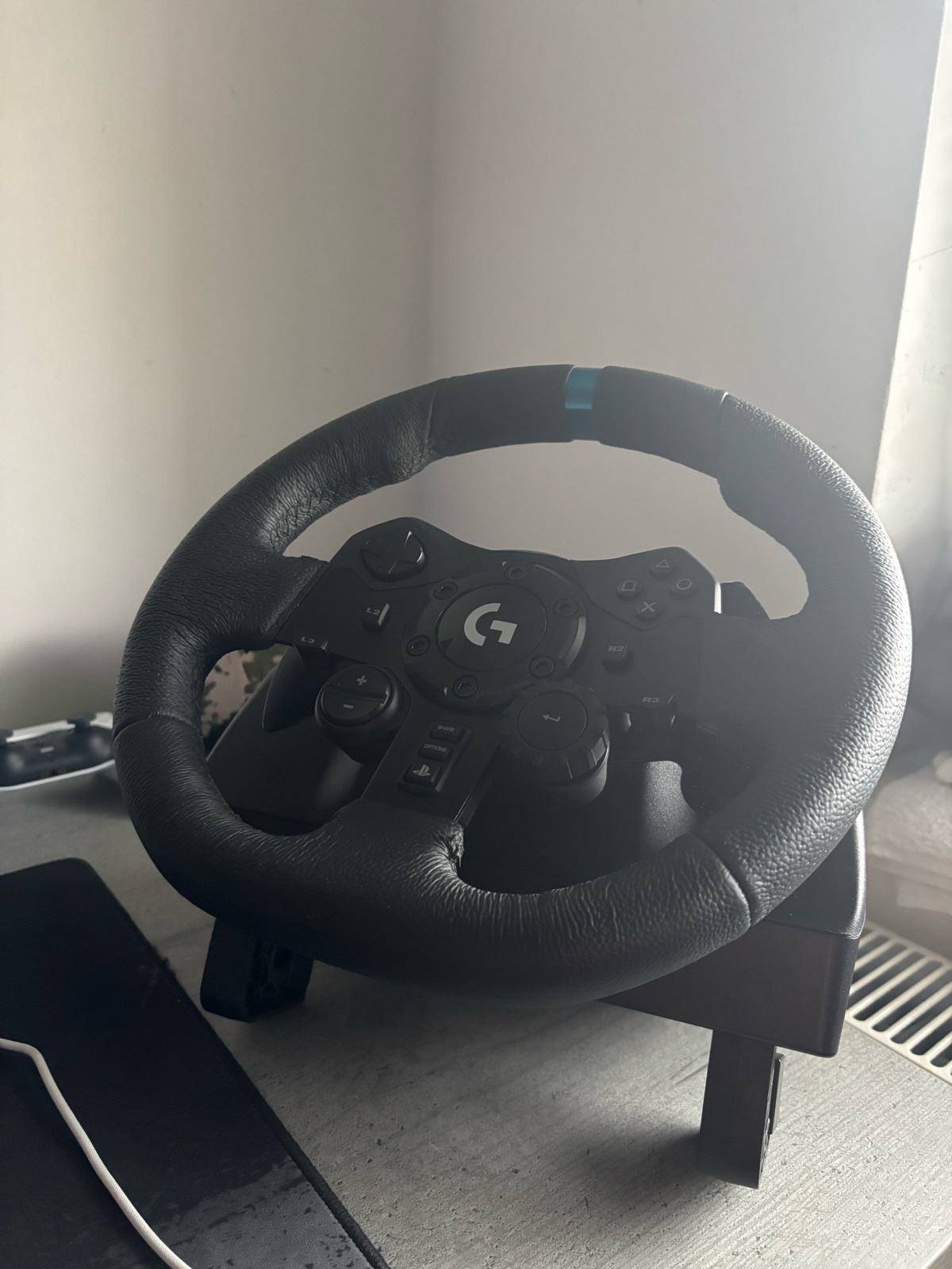 Logitech TRUEFORCE G923 volan i Logitech TRUEFORCE shifter