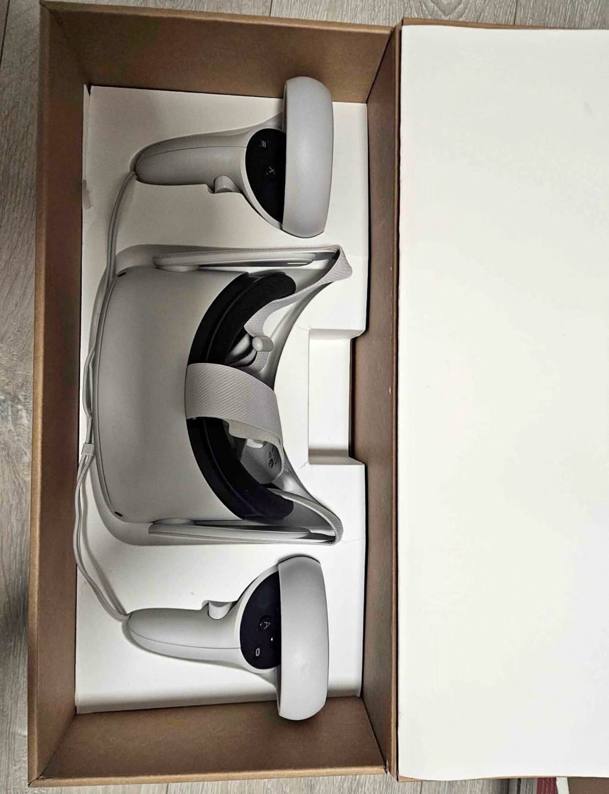 Prodajem Oculus Quest 2 VR set – kao NOVO!