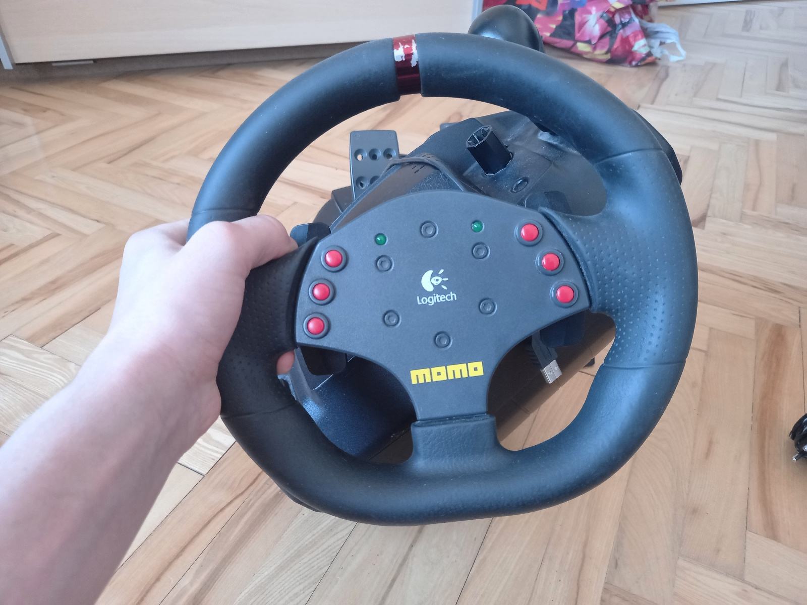 Prodajem volan Logitech MOMO, povoljno!