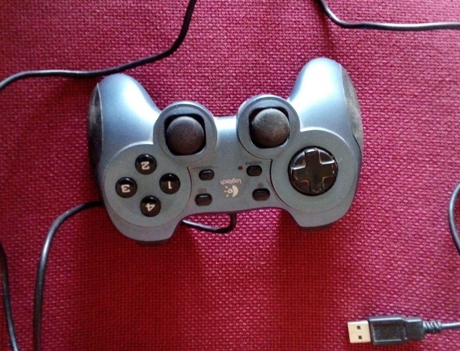 Rumblepad 2 Logitech joystick