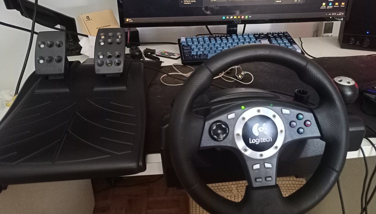 P: Volan Logitech Driving Force Pro