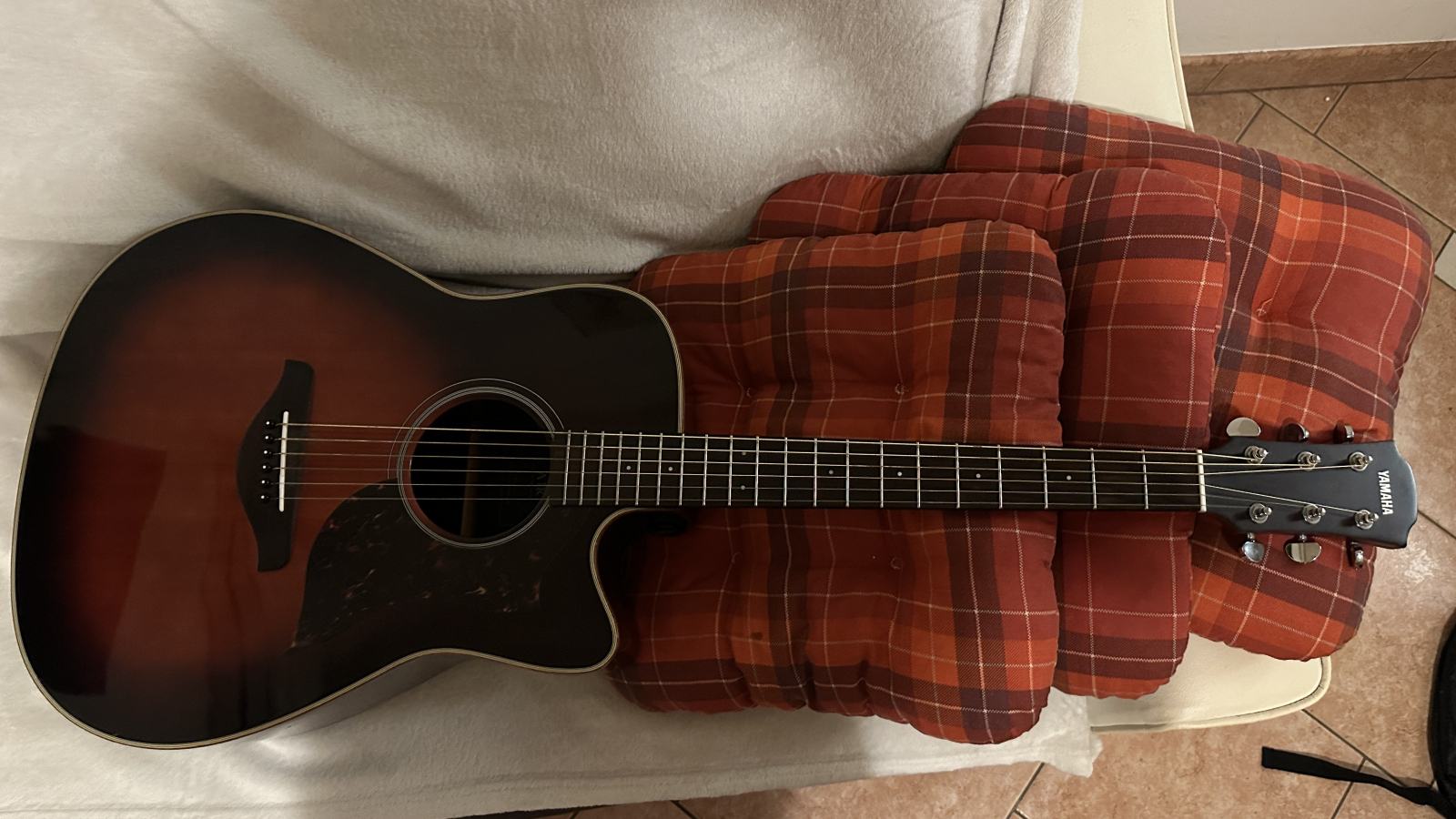 Gitara YAMAHA A1R II TBS