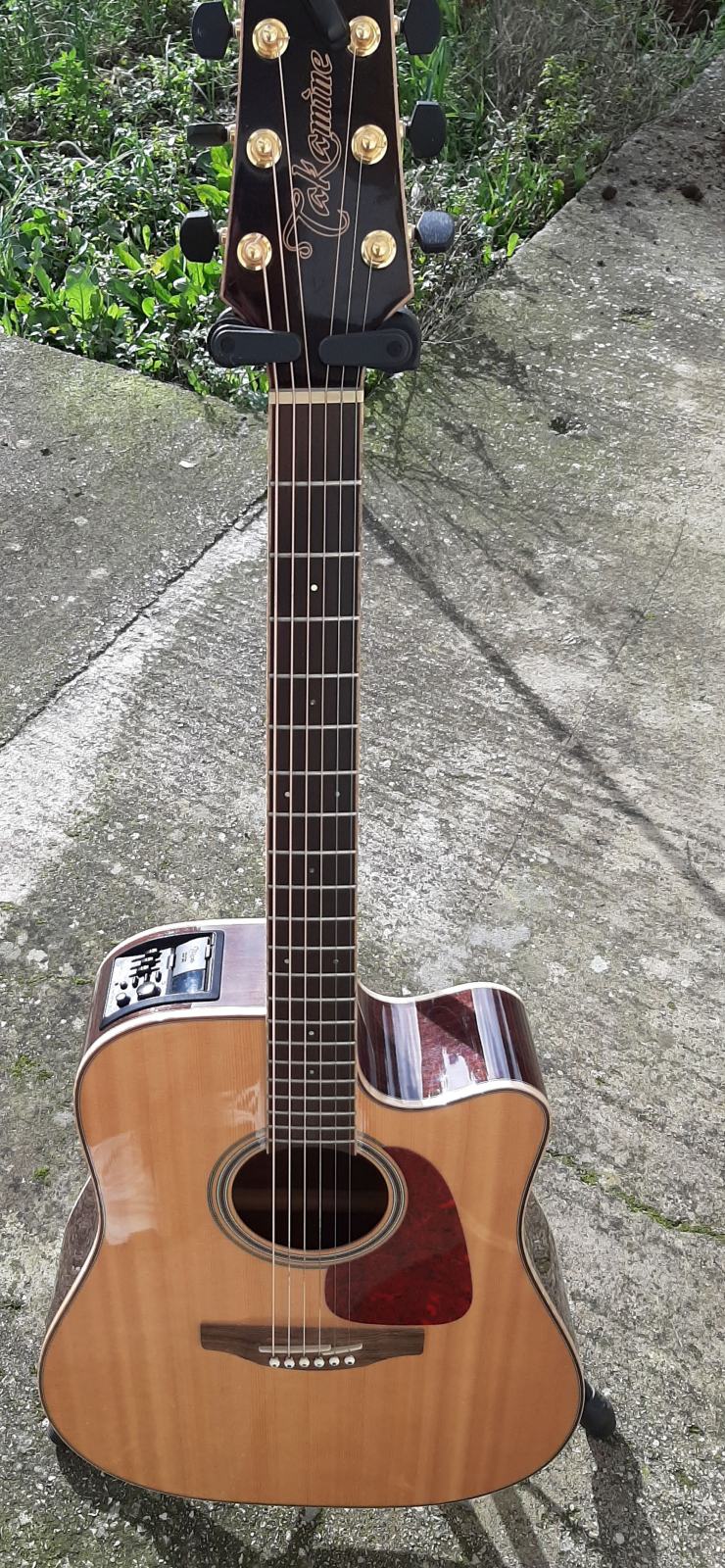 PRODAJEM TAKAMINE GITARU