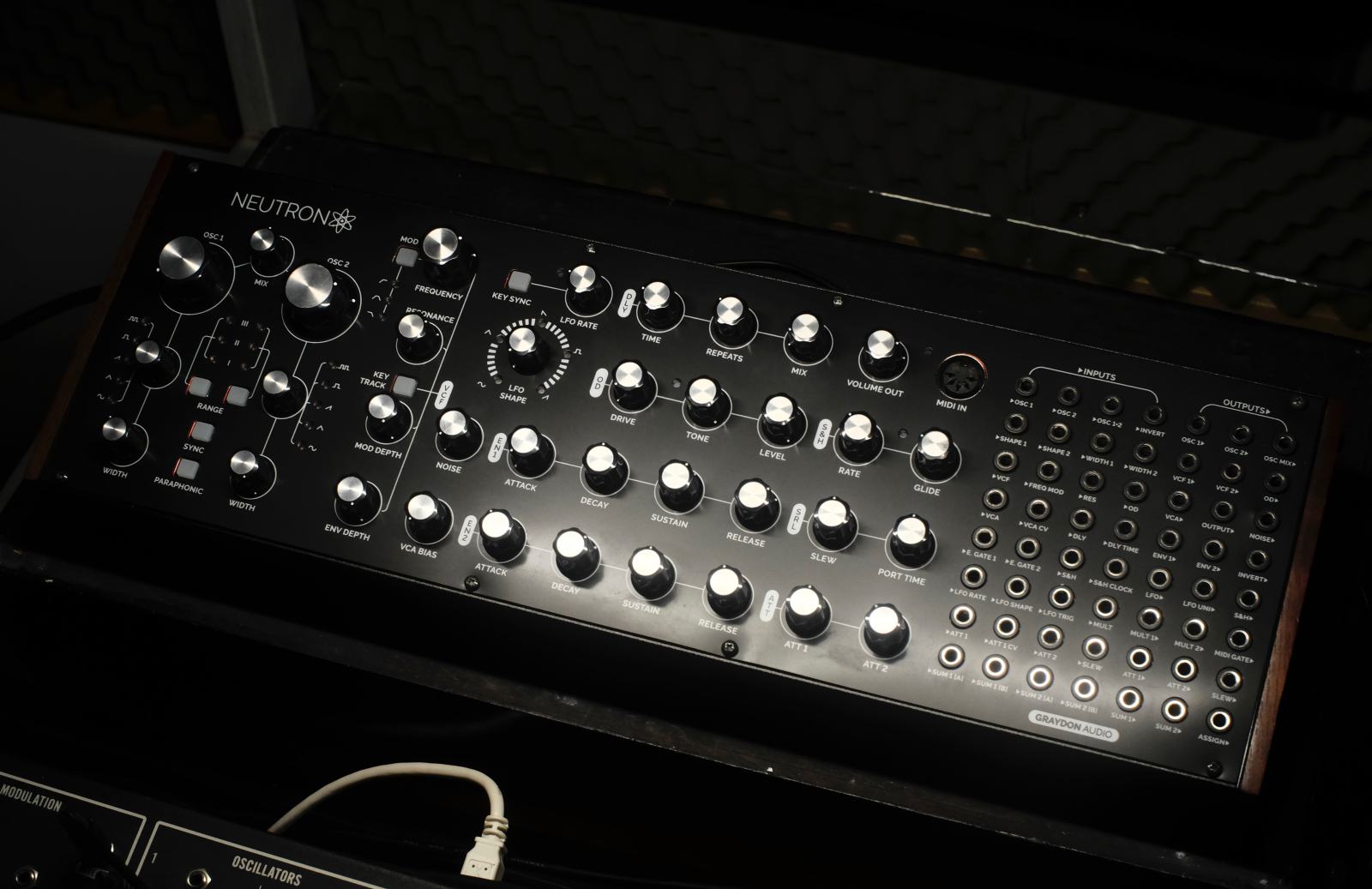 Behringer Neutron Analogni Synth - nepotpuno funkcionalan