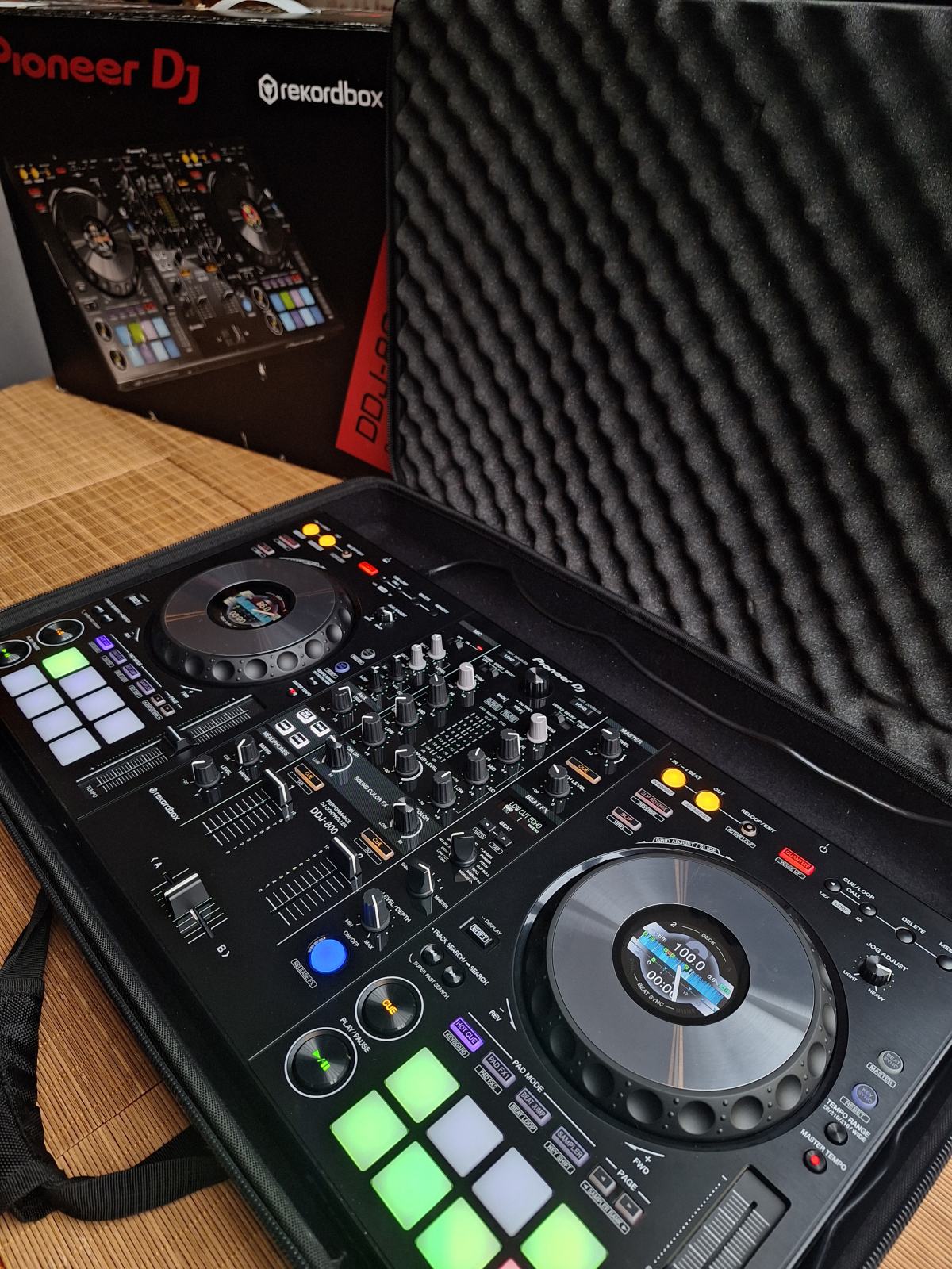 DDJ-800 DJ controller