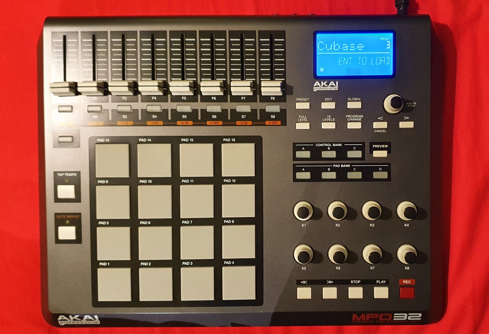 Prodajem Akai Pro MPD32 pad controller