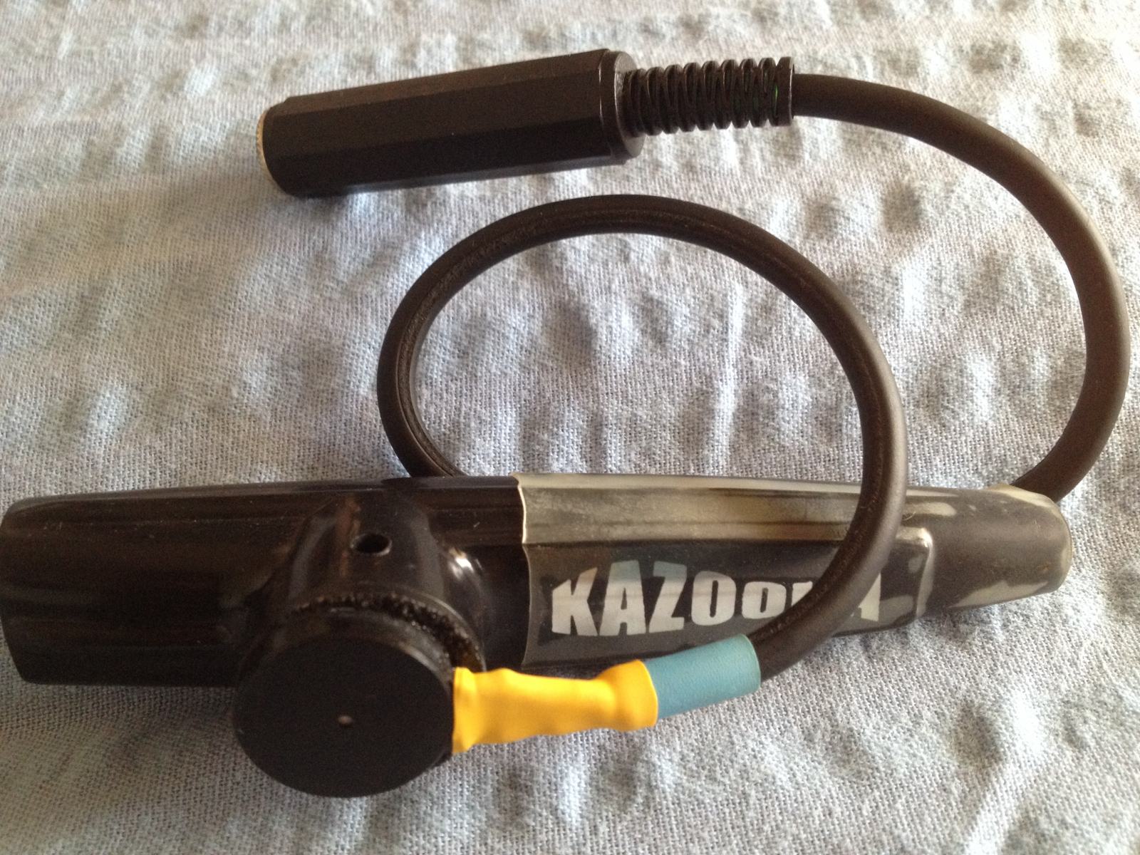 Kazooka električni kazoo sa pickupom sa banana izlazom