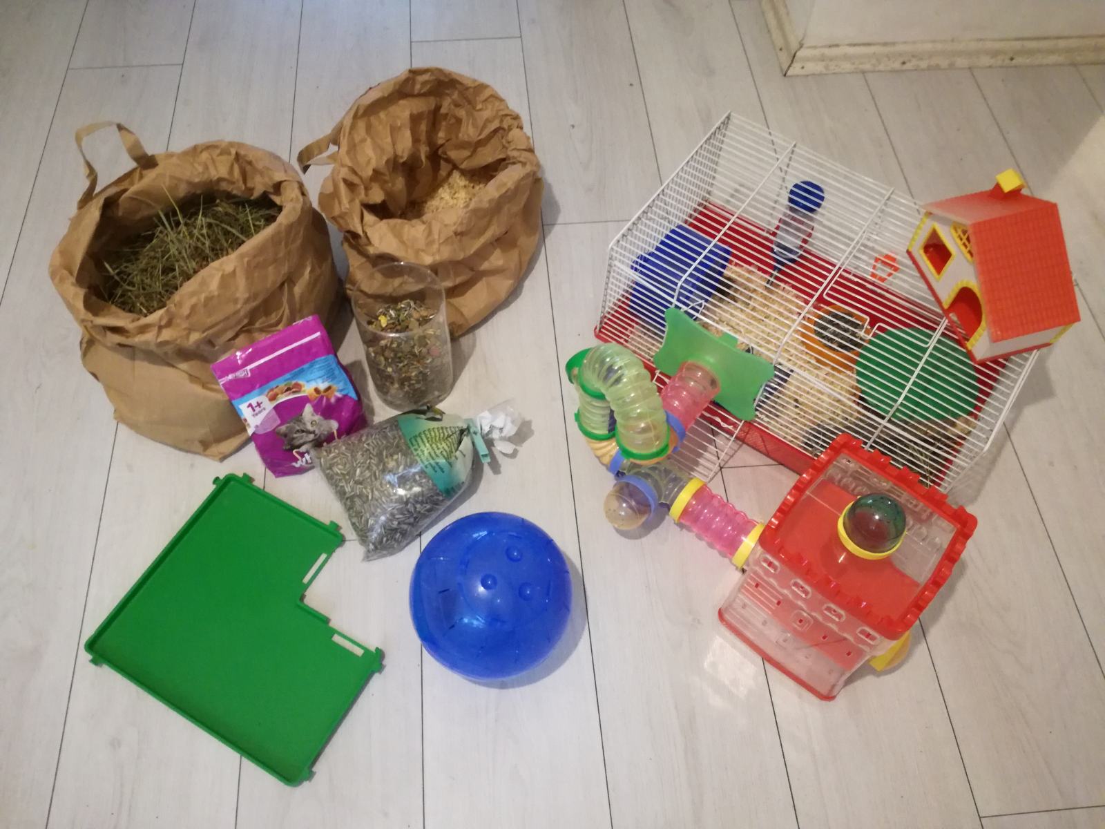 HRČAK sa svom opremom i hranom