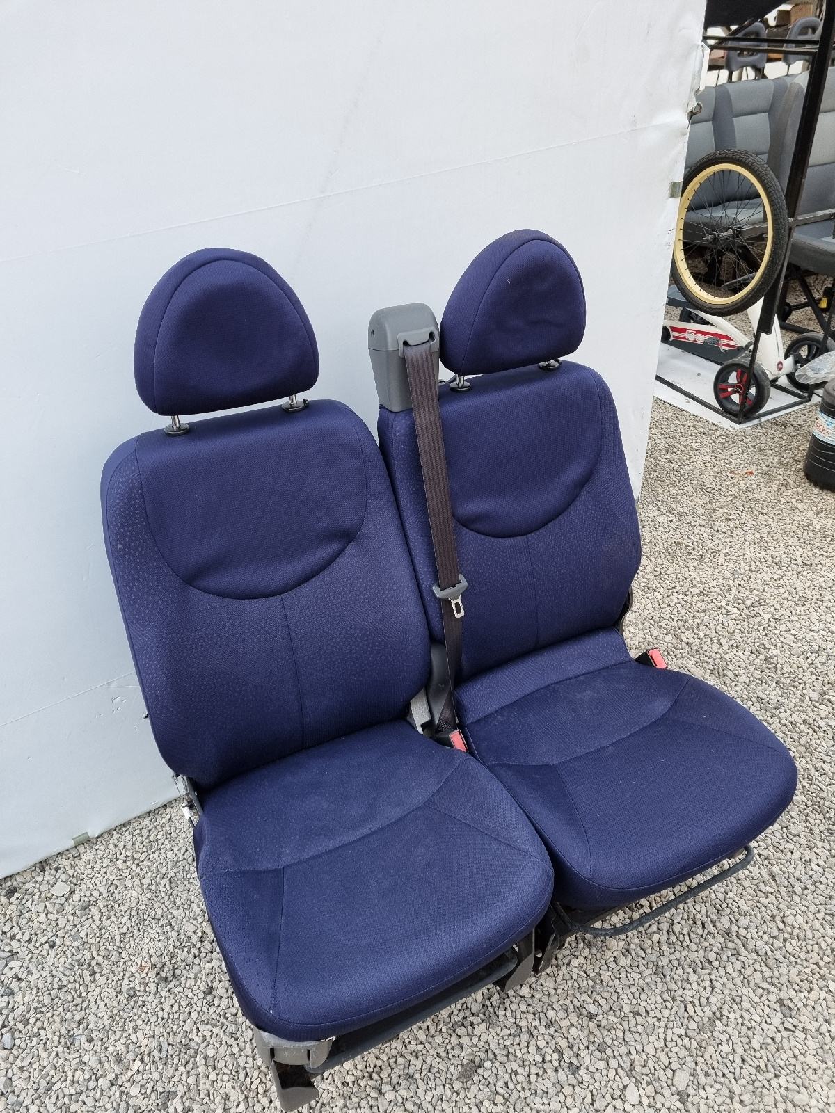 Dupla klupa, za dvije osobe sa pojasima.