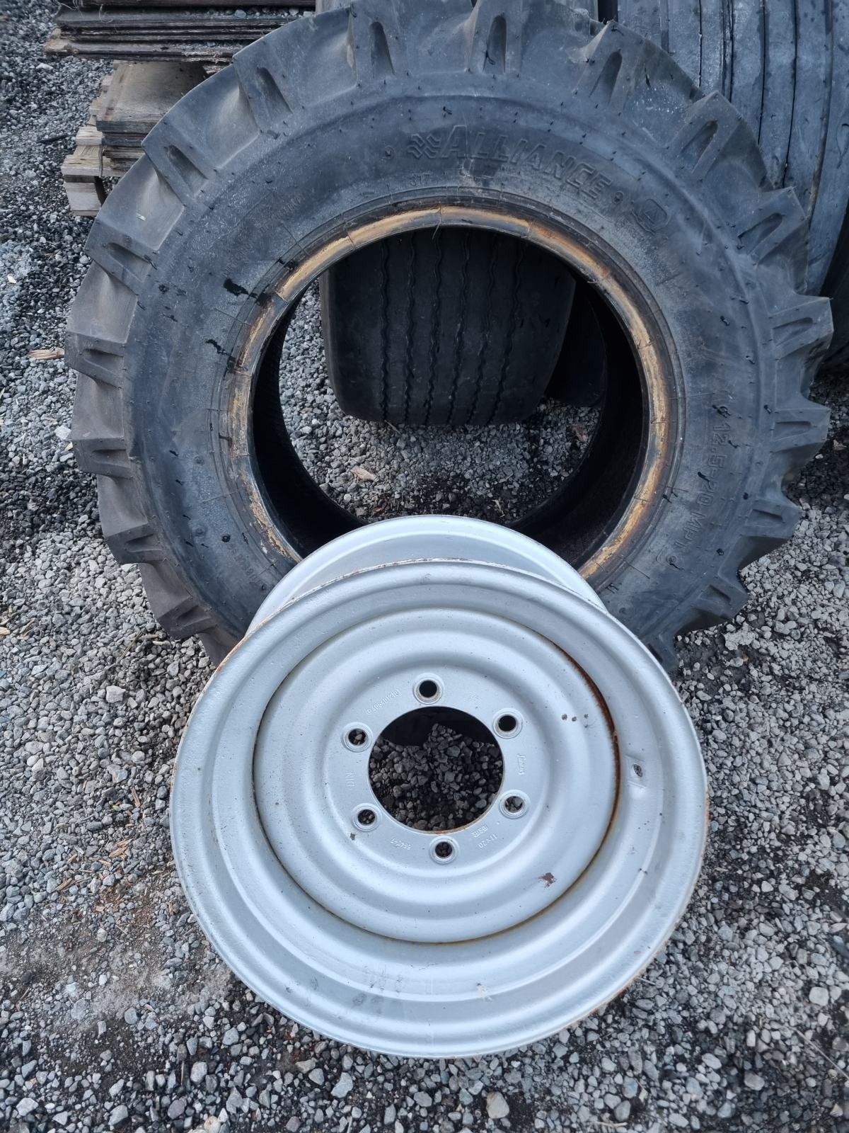 Guma 12.5 - 20 i felga 6 rupa za unimog