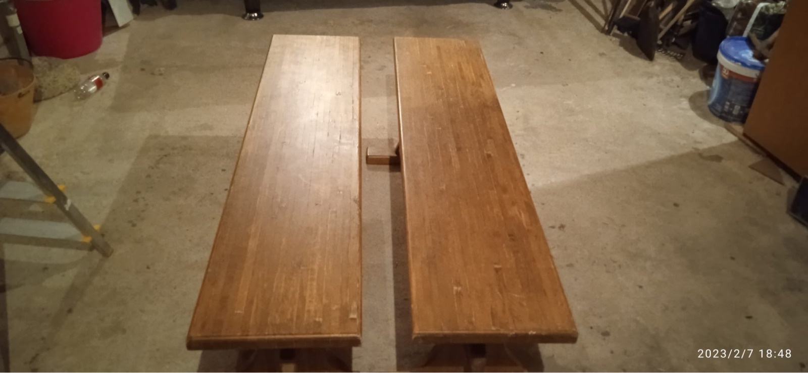 Drveni masivni stol sa dvije klupe te drvena masivna vrata