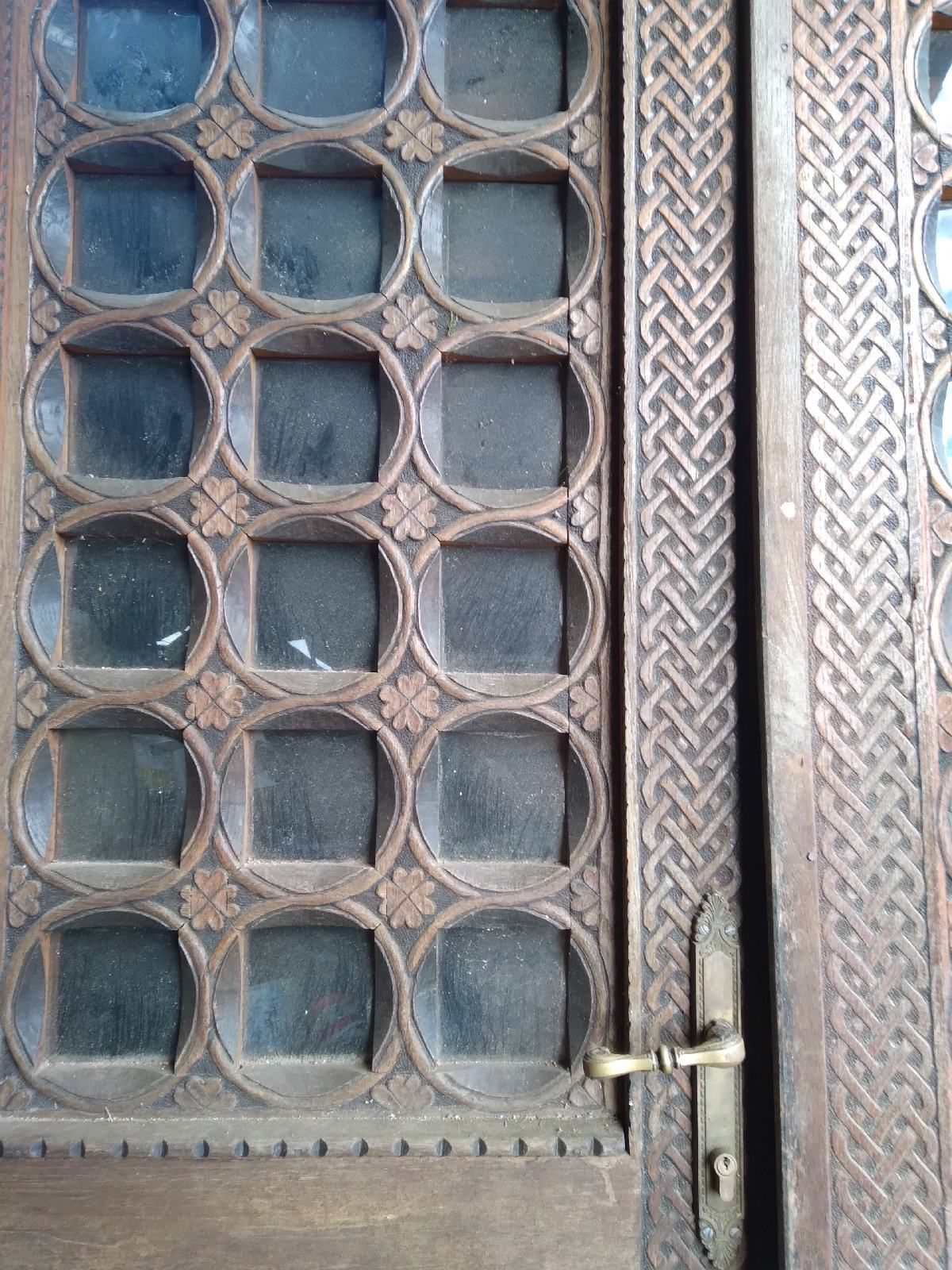 Prodajem rucno rezbarena vrata