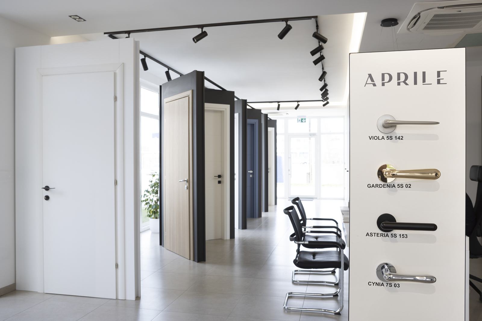 Sobna vrata - bijeli dekor