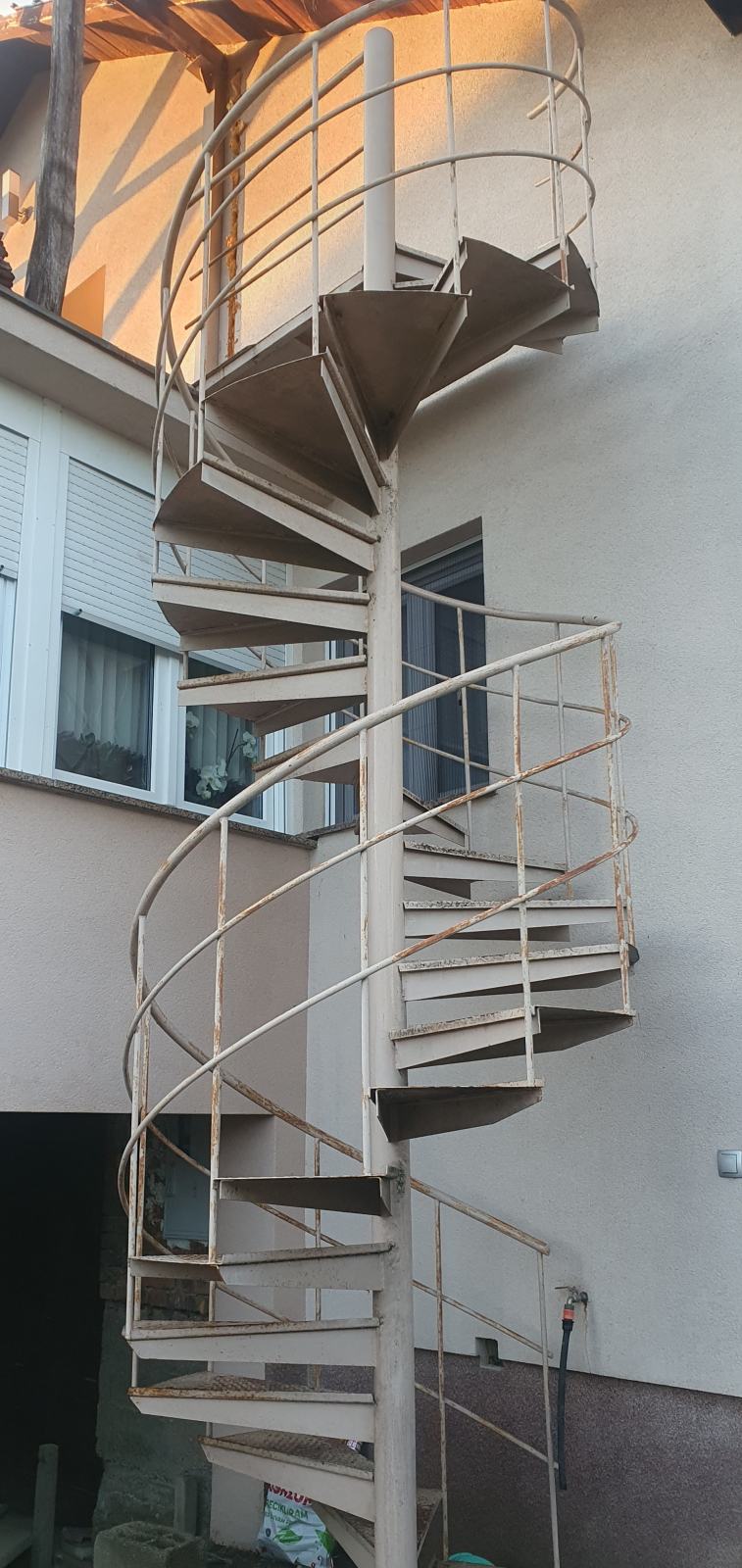 Prodajem metalne kružne vanjske stepenice