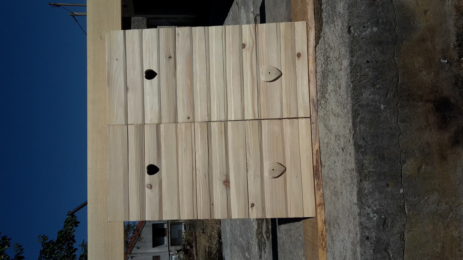 ukrasne skure sa okvirom i sa policama