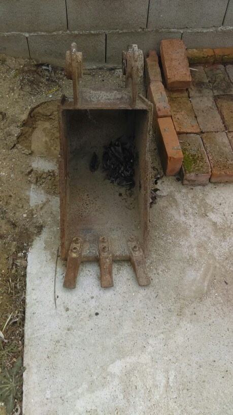 Korpa za mali bager 300