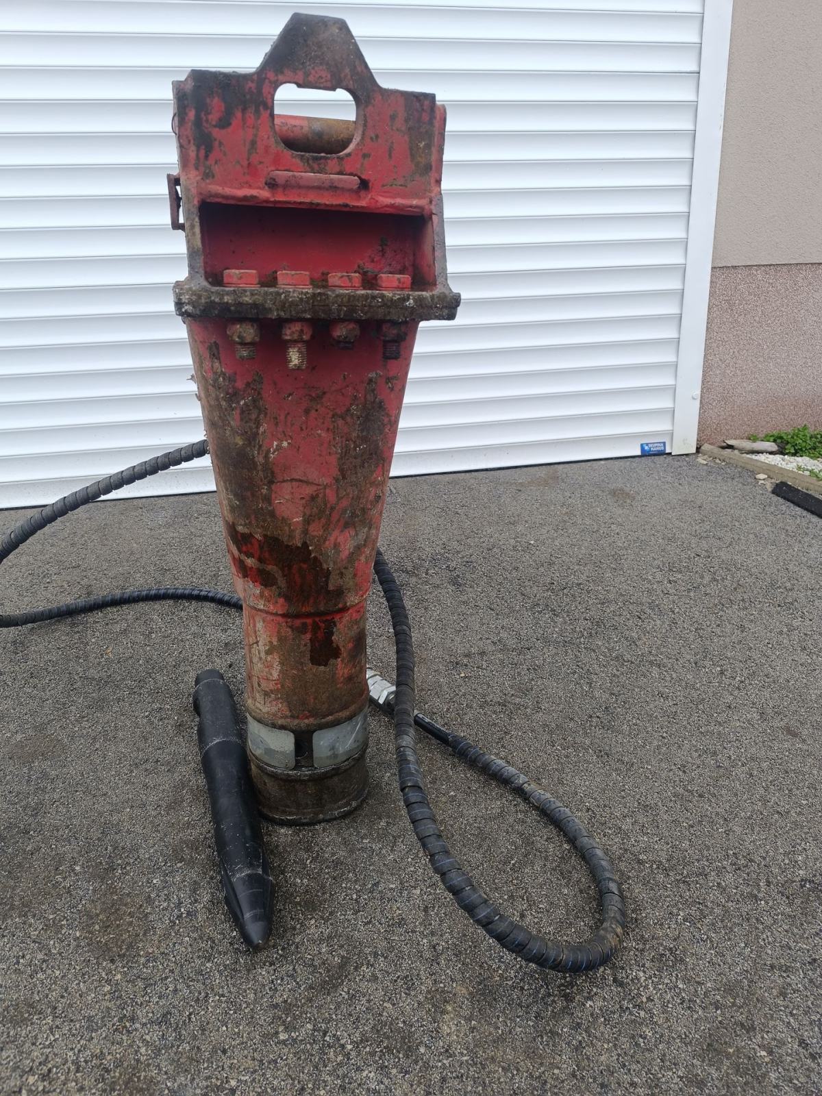 Prodajem hidraulični čekić Montabert SC16