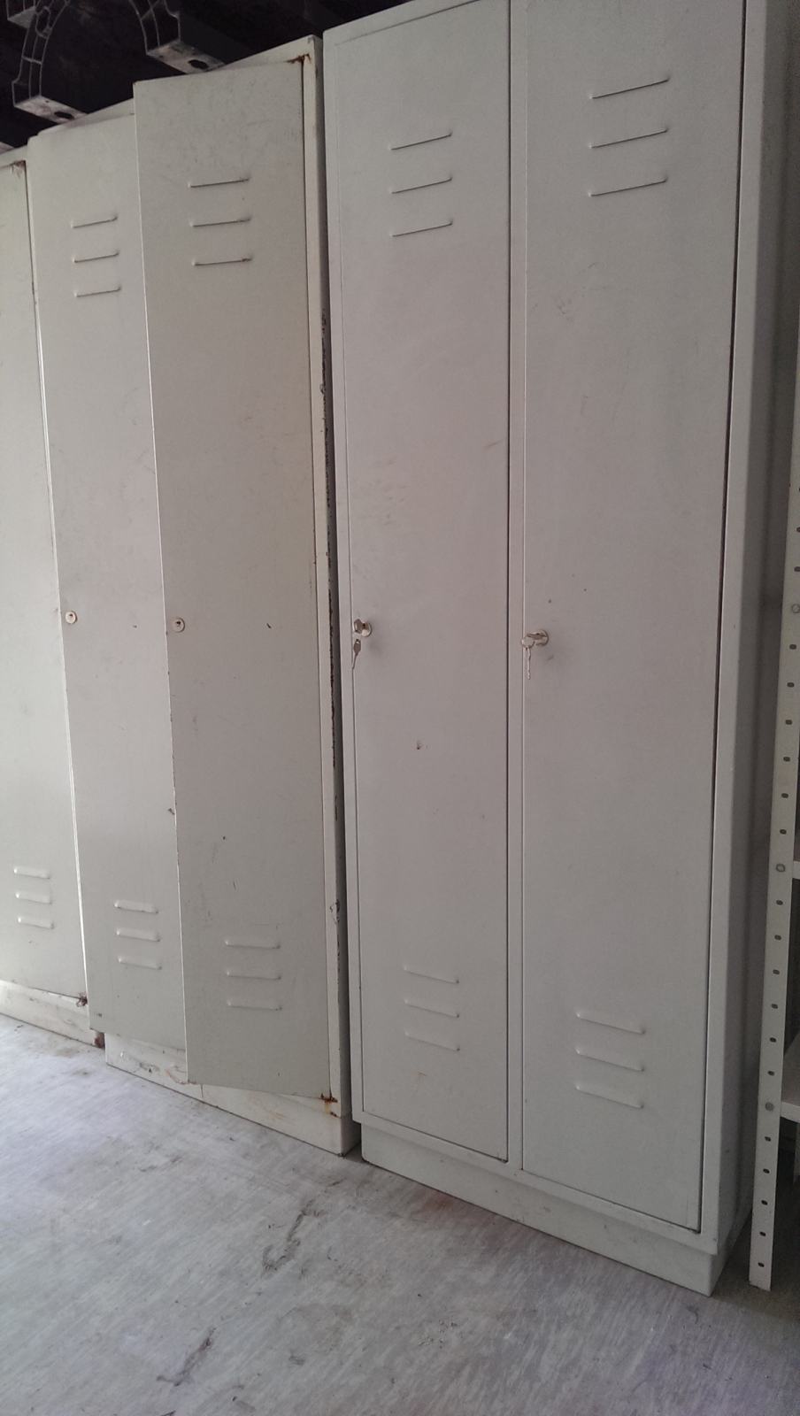 Rabljeni garderobni dvodjelni ormar metalni za gradilište