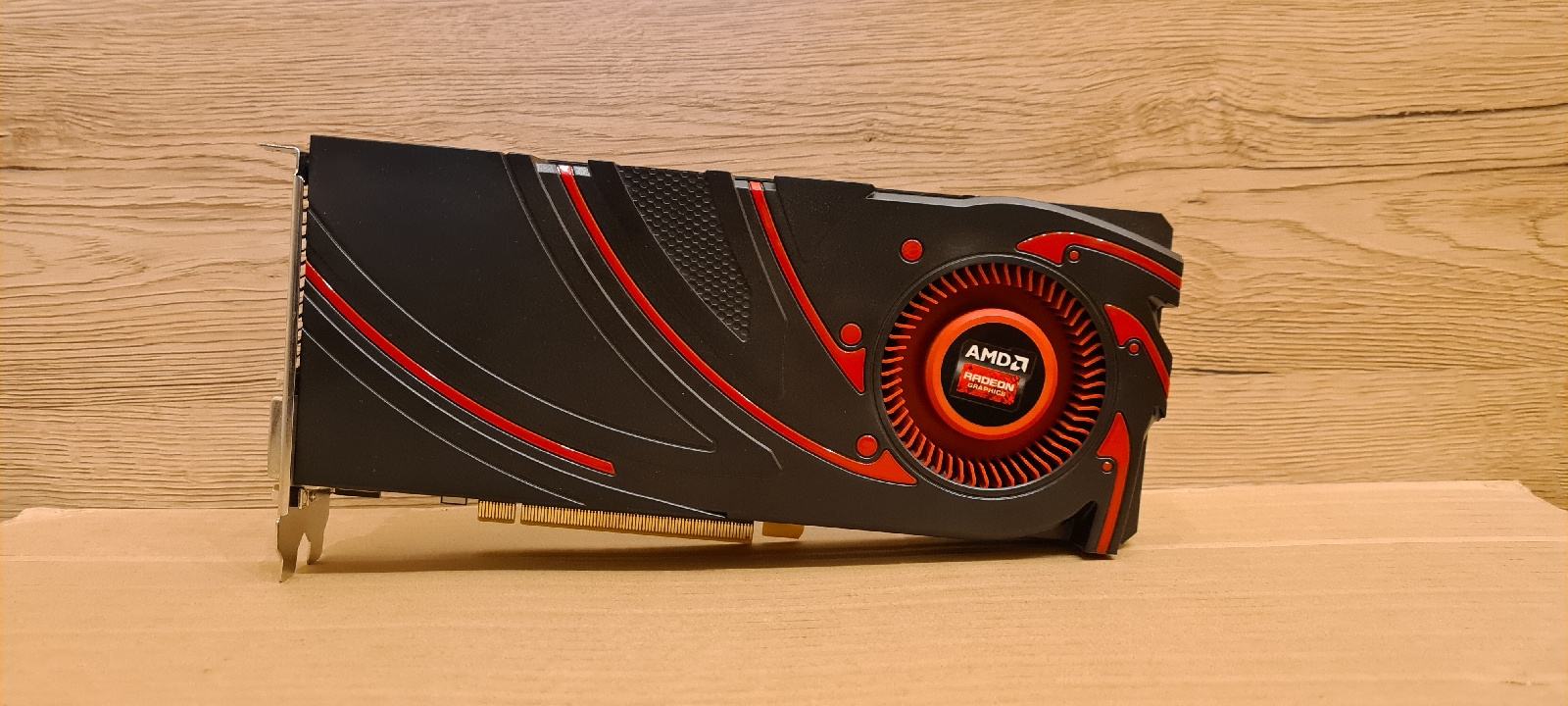 AMD Radeon R9 285 2GB GDDR5