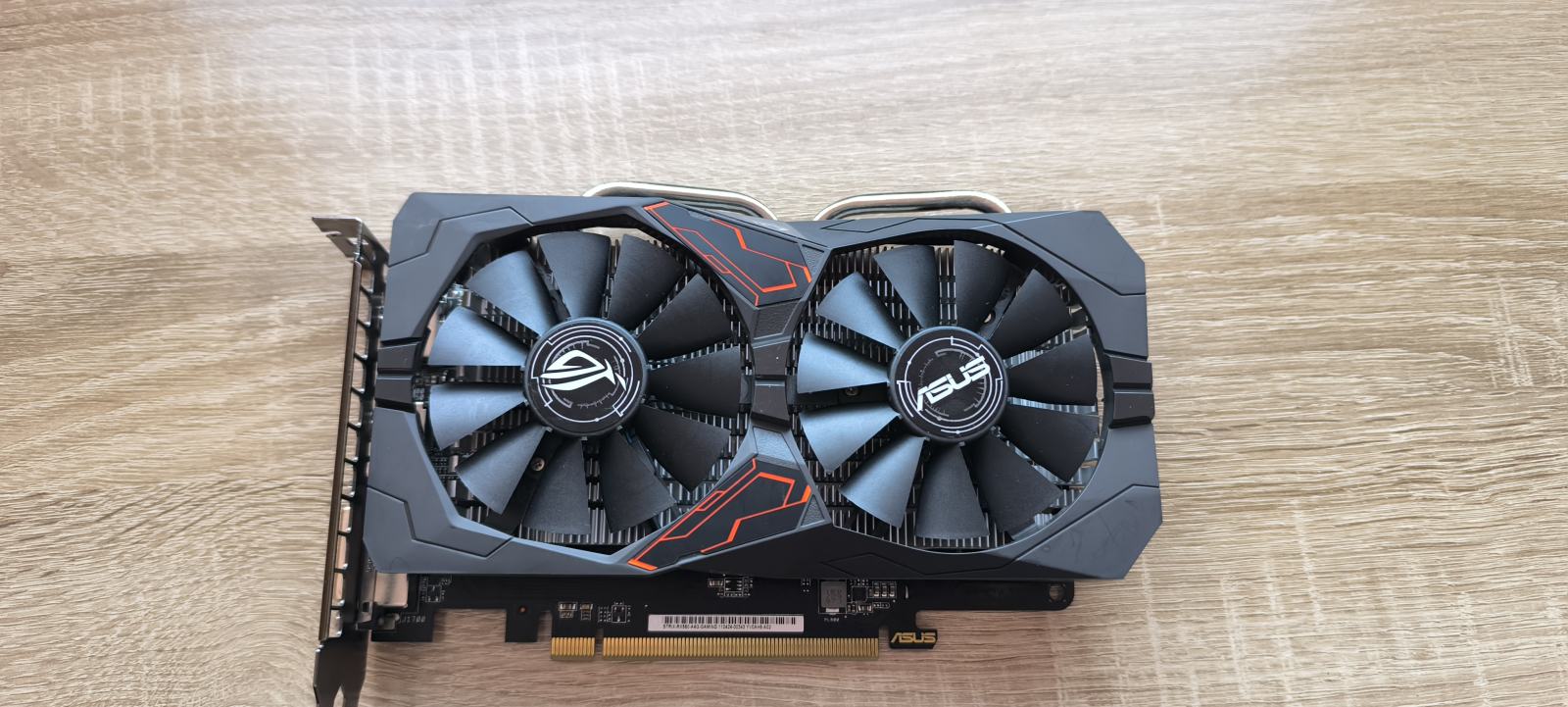Asus Rog Strix RX560 4GB OC NEISPRAVNA!