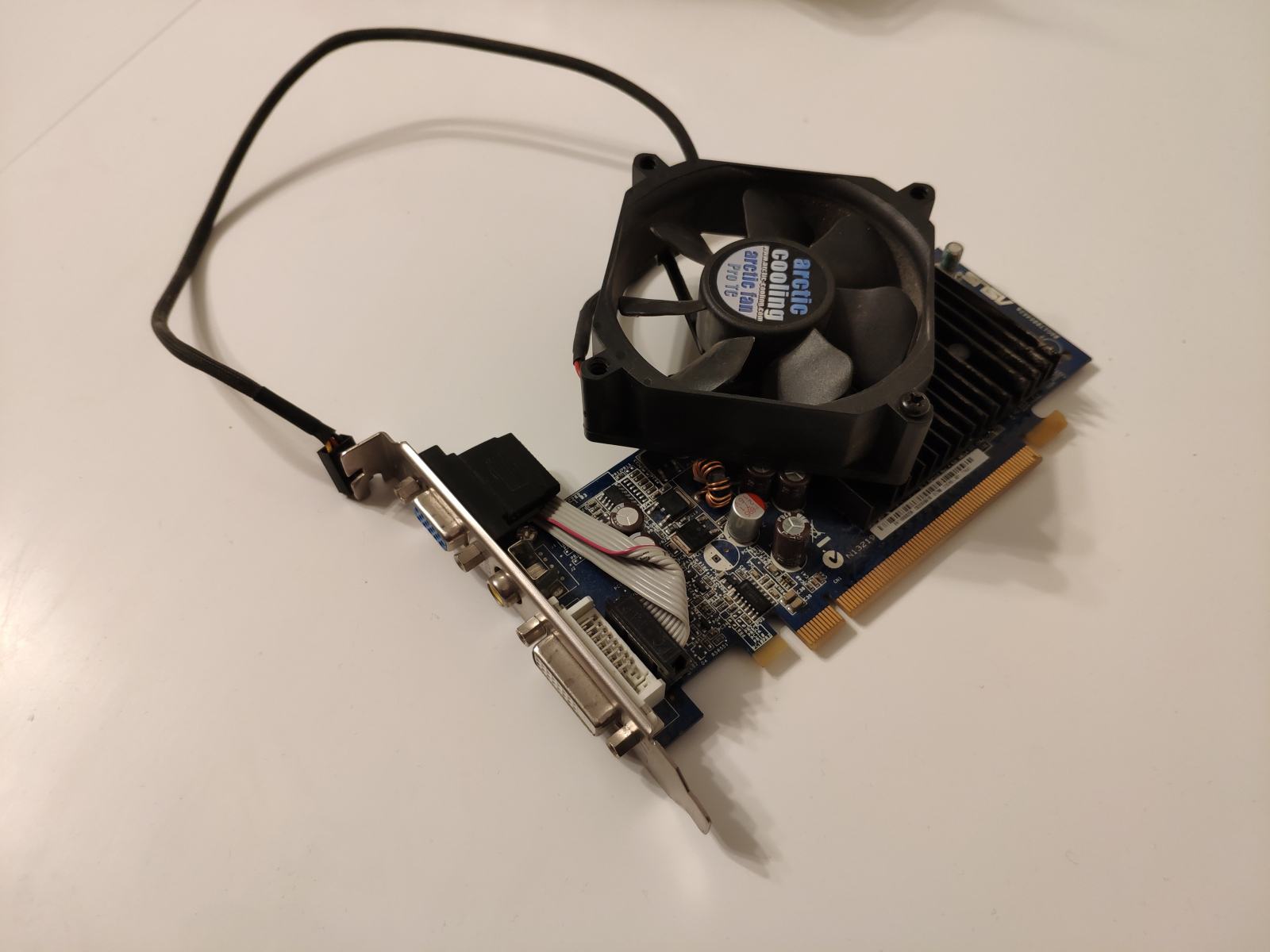 GeForce 7100 GS, 256 MB, PCIe; VGA, DVI