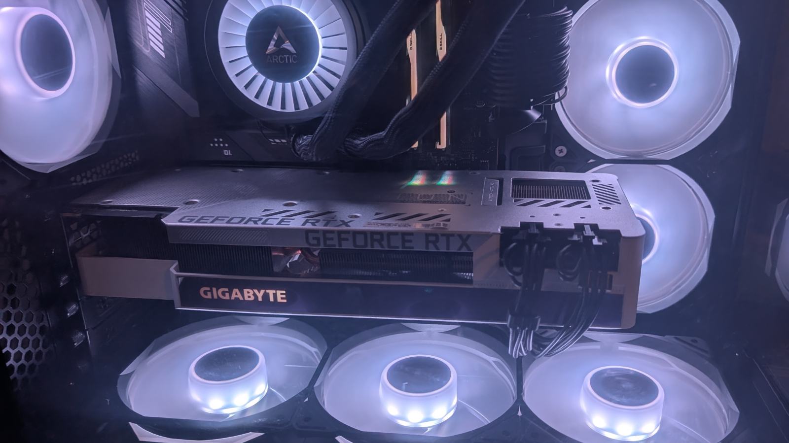 Gigabyte GeForce RTX 3090 Vision OC sa Honeywell PTM7950
