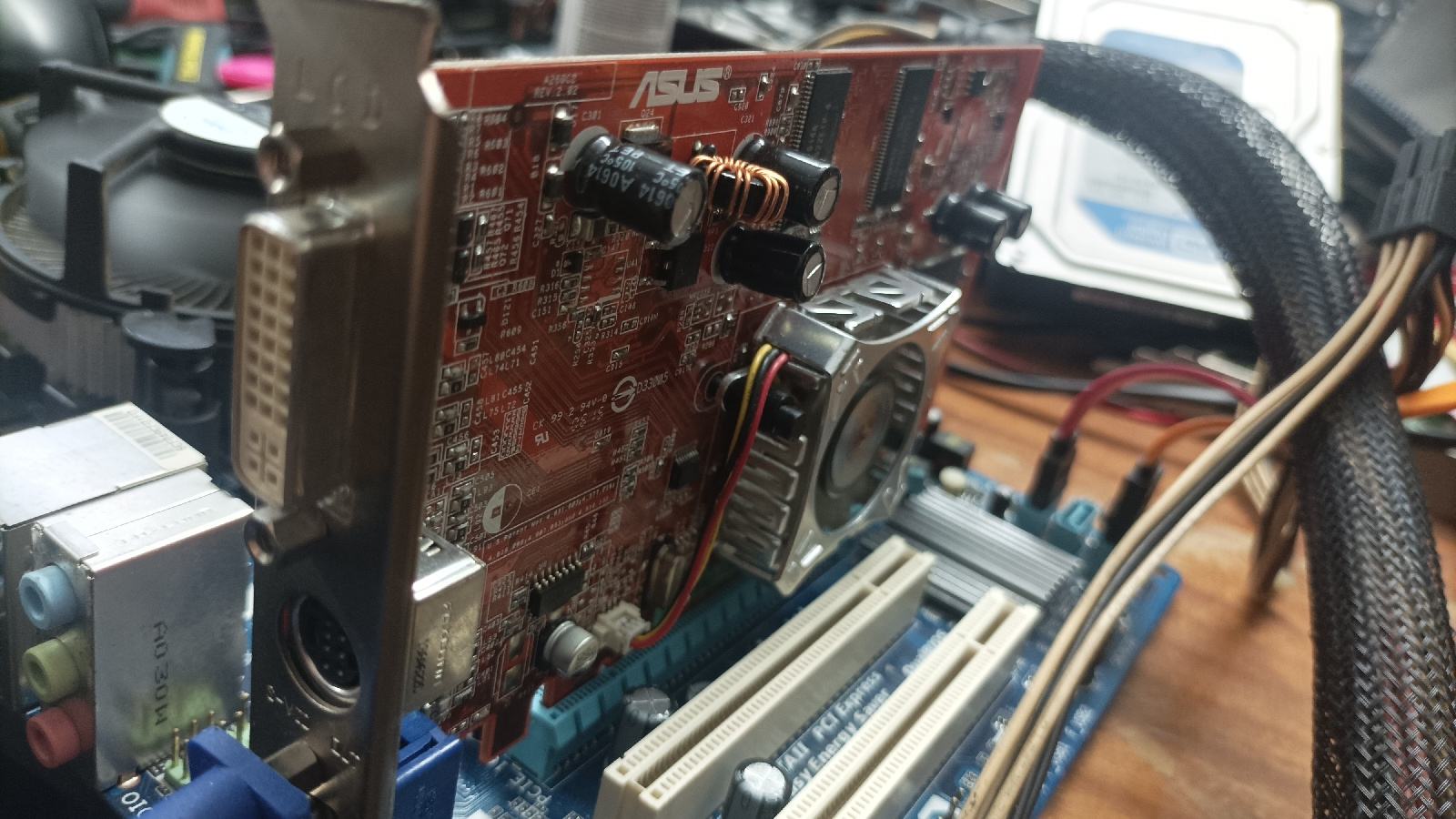 Grafička Asus ATI X550 256mb ,pcie