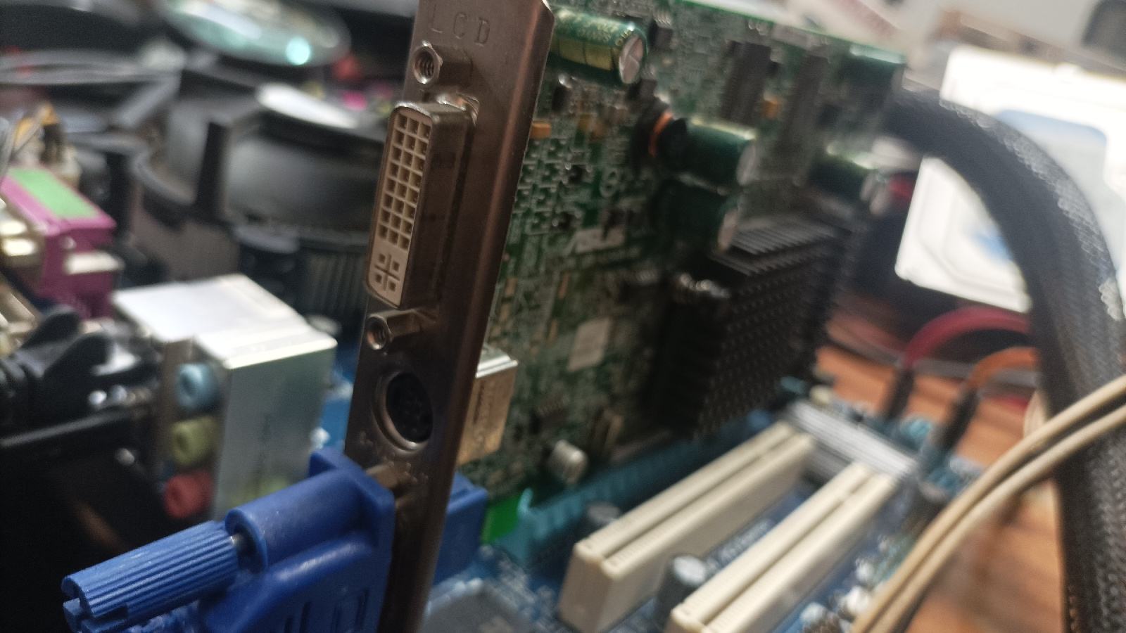 Grafička Asus ATI X600 256mb ,pcie