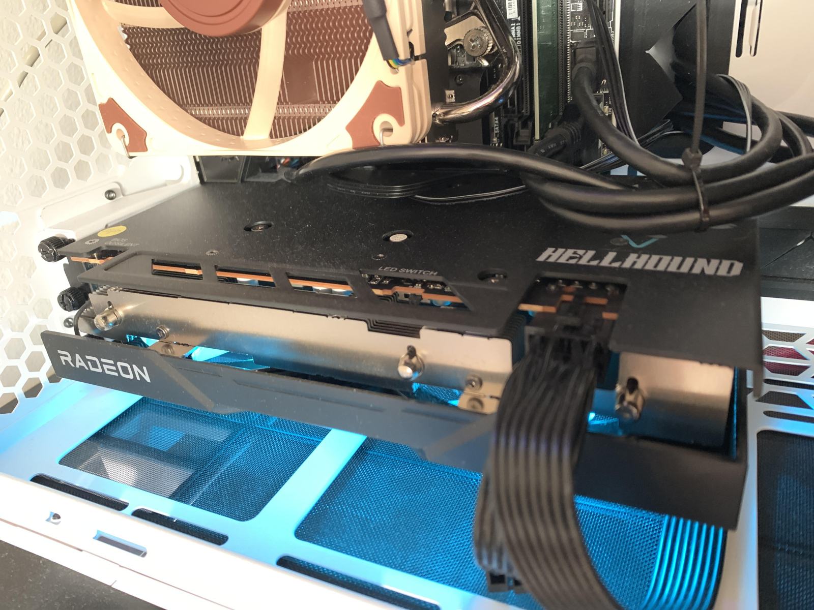 PowerColor RX 6600 XT Hellhound