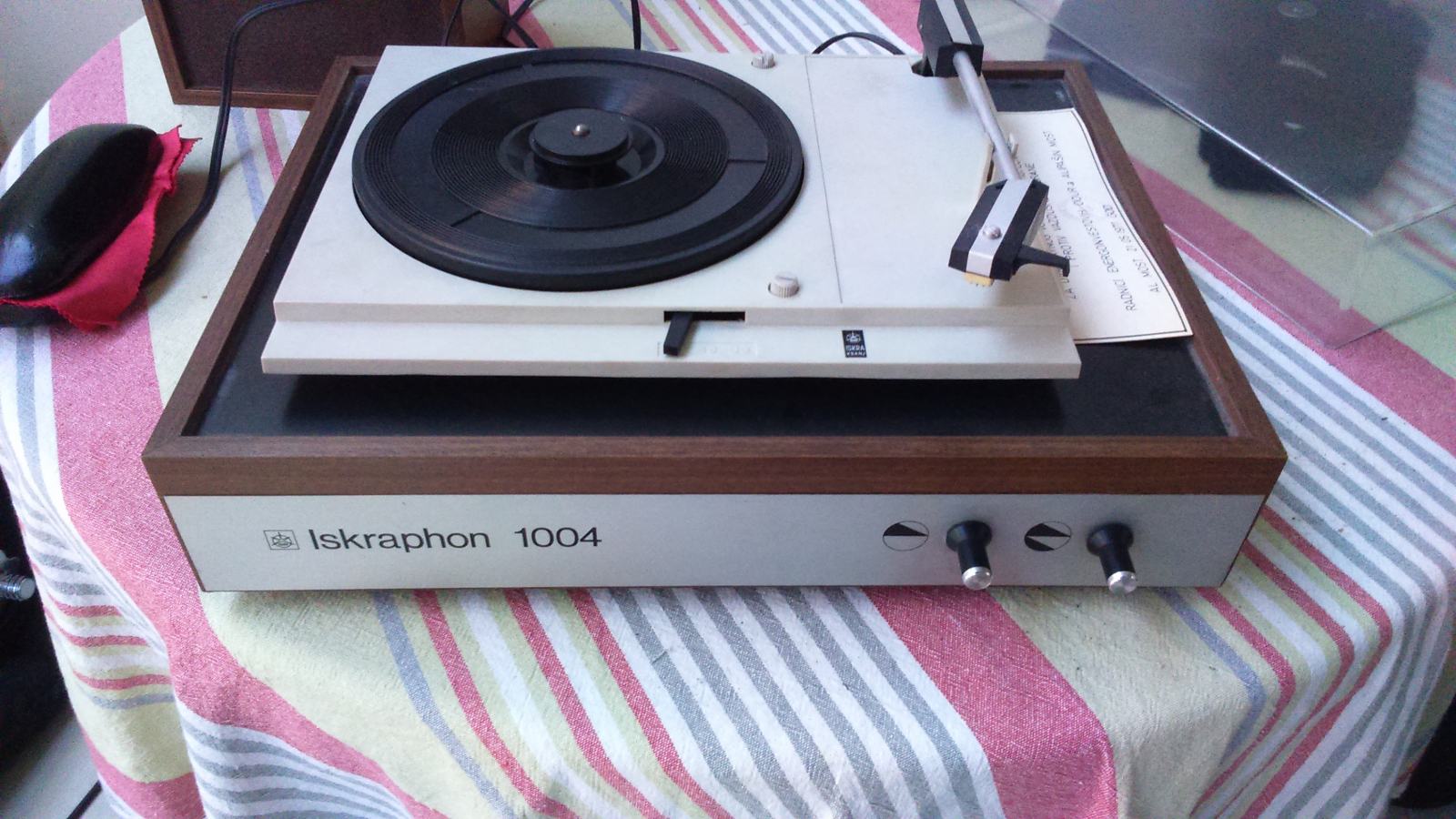 Stari gramofon iskra