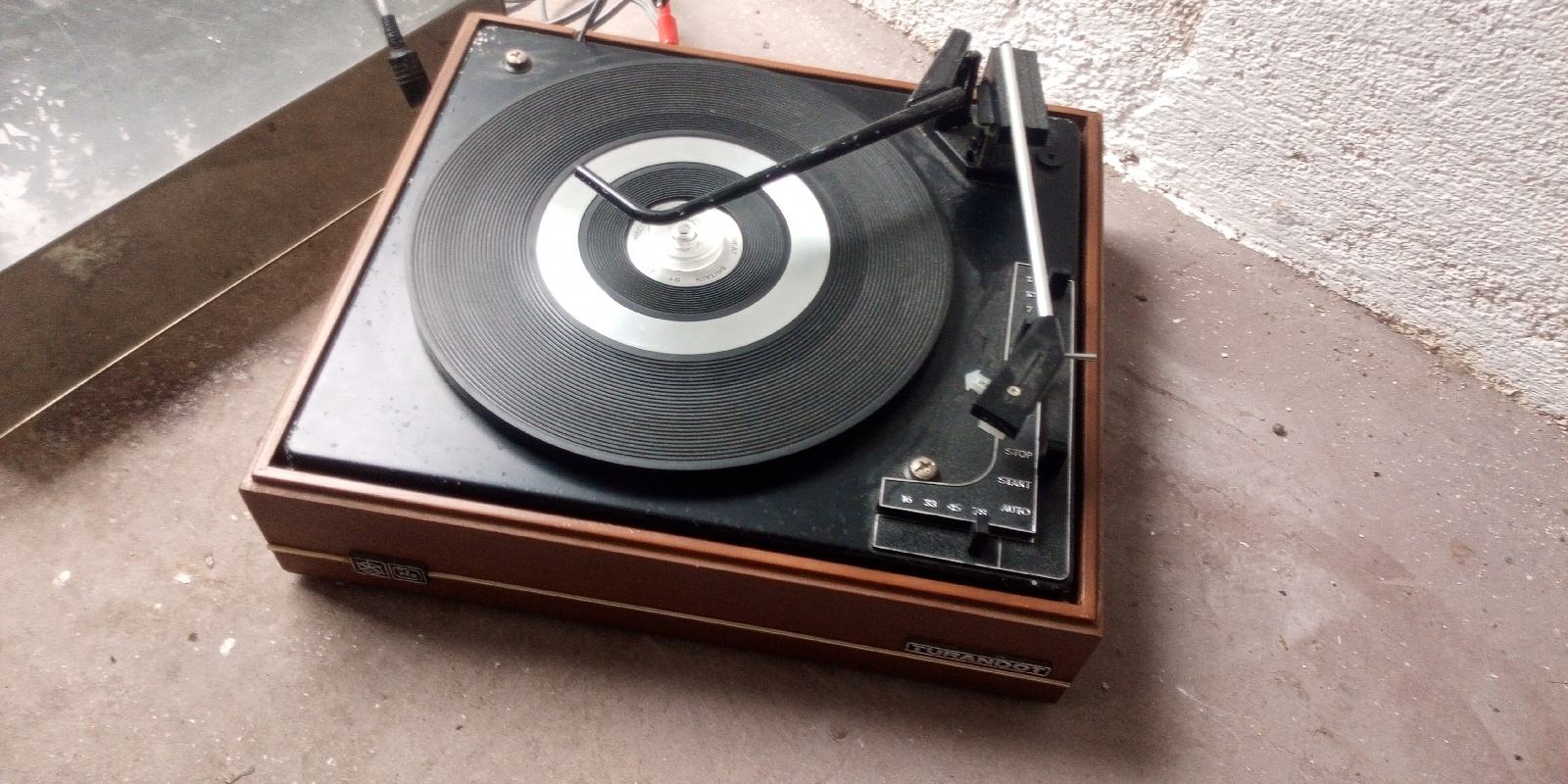 gramofon Iskra Turandot