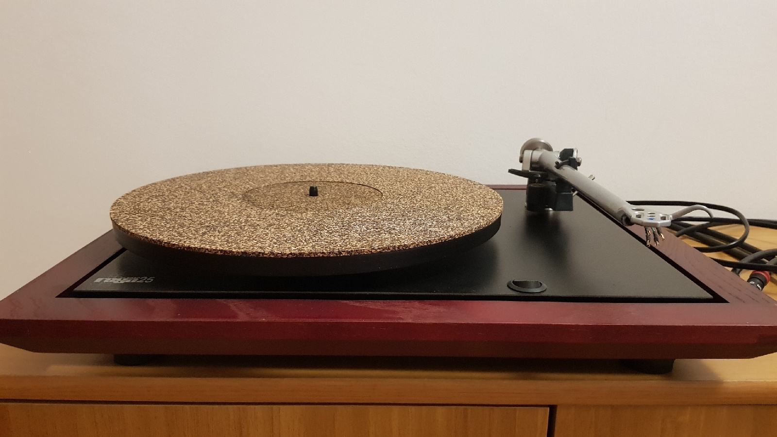 Gramofon Rega P25, distanceri, remen, opcijski Rondo nosač i zvučnice