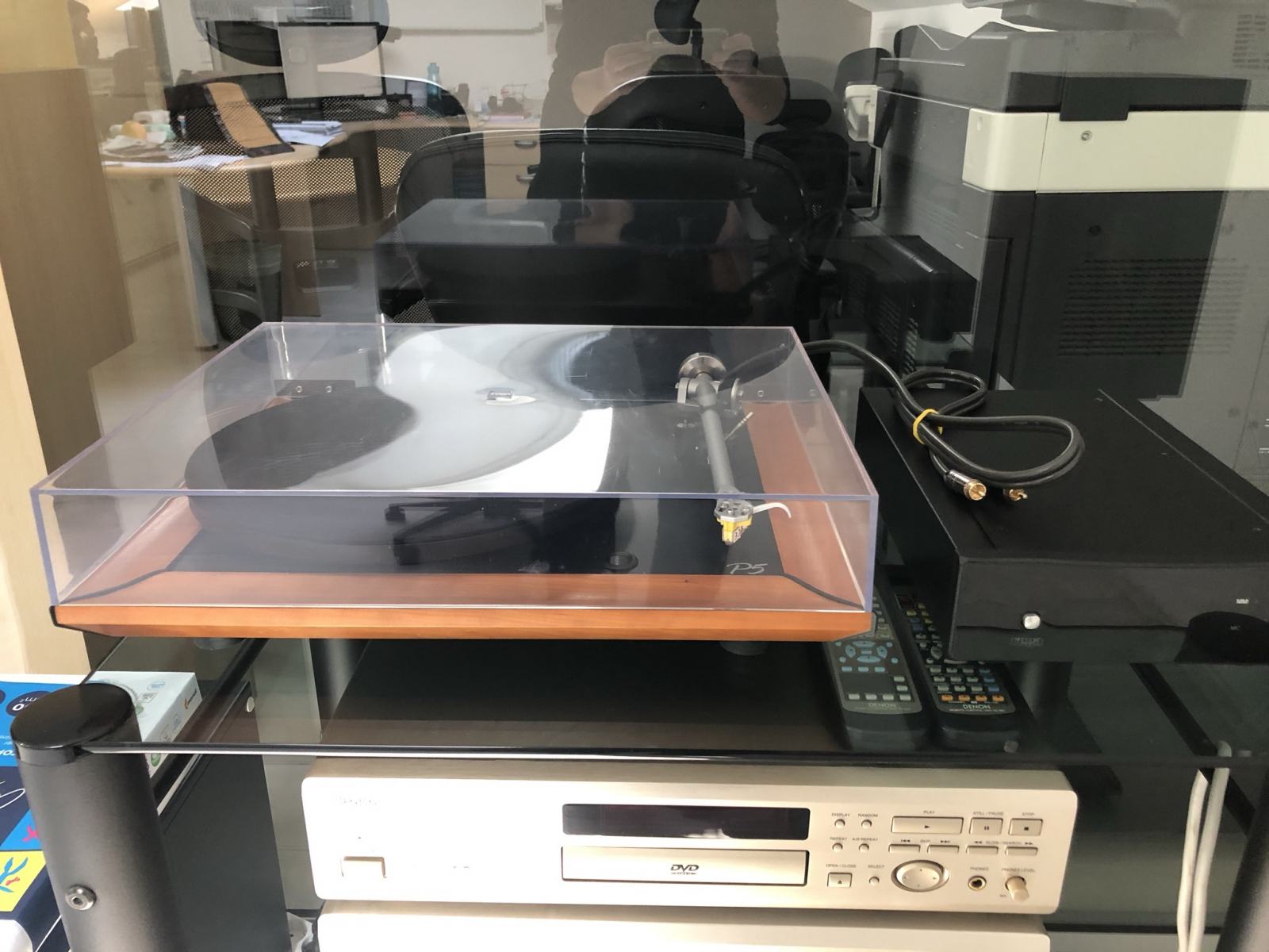 Gramofon Rega P5 sa ručkom RB700 i Exact MM Zvučnicom