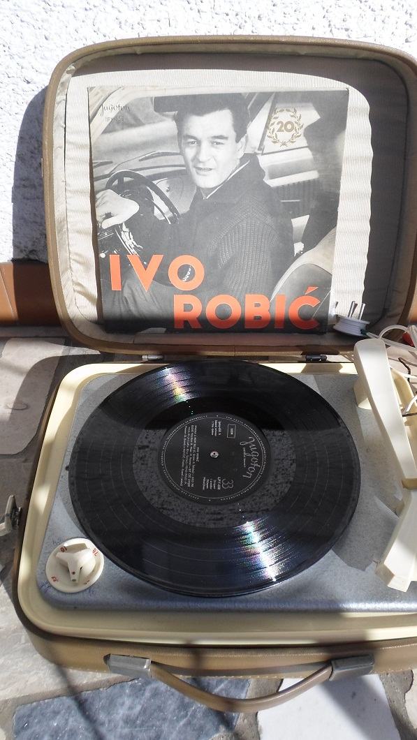 Gramofon RIZ EG-4,bez pojačala,iz 1962.god