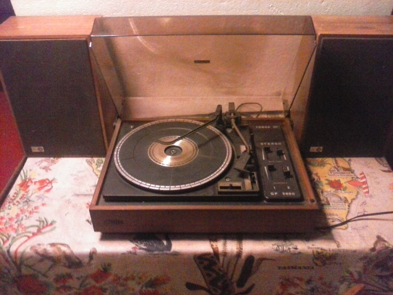 Gramofon RIZ TOSCA 20 GP 5660 sa zvučnicima, prodajem