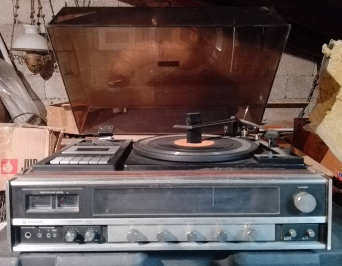 Gramofon SANYO (Radio, kazetofon, gramofon)