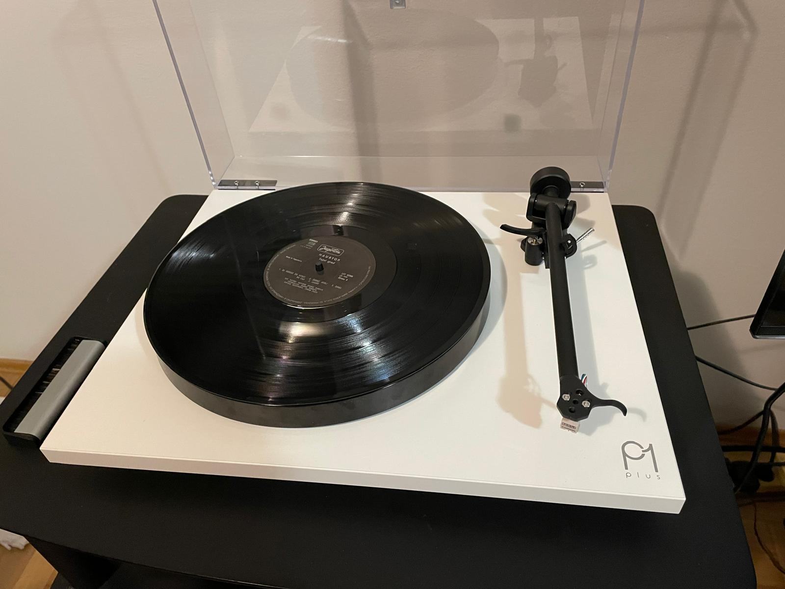 Rega P1 Plus gramofon s ugrađenim pretpojačalom